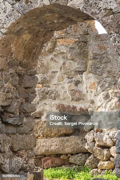 아치 줄지어 돌 석회암 갈색 회색 풍 화 부서진된 폐허 부분의 역사적인 오래 된 성 배경 디자인 0명에 대한 스톡 사진 및 기타 이미지 Istock