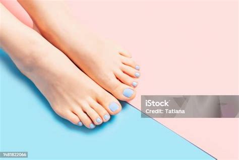 분홍색과 파란색 배경에 페디큐어가 있는 여성 다리 복사 공간 페디큐어에 대한 스톡 사진 및 기타 이미지 페디큐어 발톱 발 Istock
