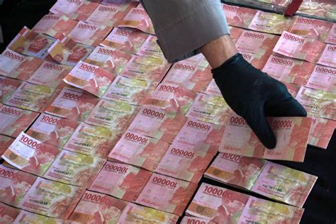 Ciri Ciri Uang Palsu Sejarah Dampak Dan Hukuman Pemalsu Uang Istilah Ekonomi Katadata Co Id