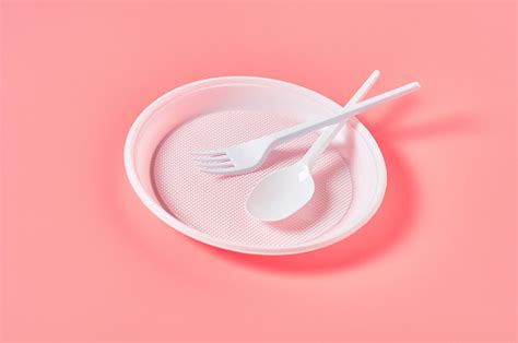 분홍색 배경에 흩어져있는 일회용 플라스틱 기구 환경 생태 피크닉 파티 및 기타 이벤트에 대한 레크리에이션의 개념 0명에 대한 스톡 사진 및 기타 이미지 Istock