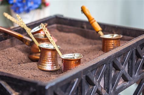 터키어 커피는 독특한 맛과 향에 대 한 뜨거운 모래에 준비 갈색에 대한 스톡 사진 및 기타 이미지 갈색 구리 그루지야