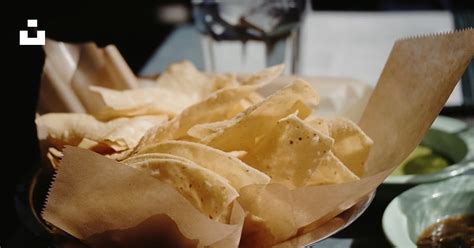 검은 테이블에 갈색과 흰색 세라믹 그릇 사진 Unsplash의 무료 음식 이미지