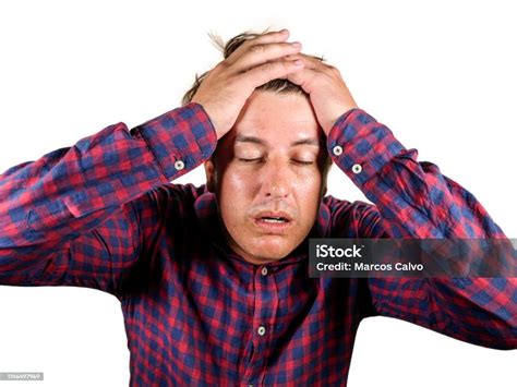30 대 또는 40 대 절망과 스트레스의 고립 된 초상화는 미친 걱정 하 고 좌절 고통 불안 위기와 얼굴 표정과 감정에 낭비 스트레스 문제를 연기 30 39세에 대한 스톡