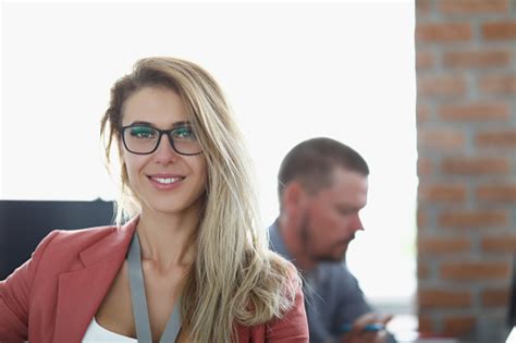 직장에서 흉내 정장에 멋진 노동자 여자 동료는 함께 작동 25 29세에 대한 스톡 사진 및 기타 이미지 25 29세 35 39세 개발 Istock