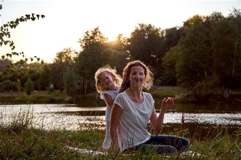 Dochter En Moeder Zijn Handen Samen Familie Is Blij Ze Kijken Naar Elkaar Stock Foto Image