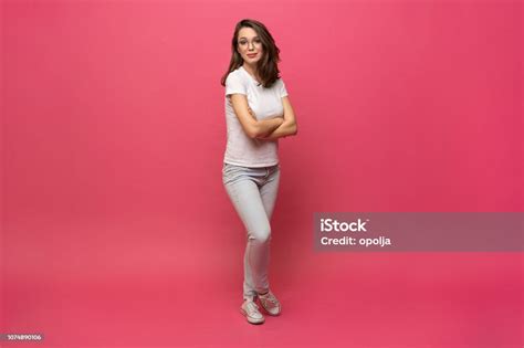 행복 한 아름 다운 소녀 핑크 배경에 고립 된 전체 길이에 서 갈색 머리에 대한 스톡 사진 및 기타 이미지 갈색 머리 귀여운 금발 머리 Istock