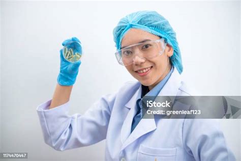 제약 연구소에서 장갑에 손가락으로 투명 한 알 약을 들고 보호 안경과 마스크와 젊은 매력적인 여성 과학자 Stem 주제에 대한 스톡 사진 및 기타 이미지 Istock
