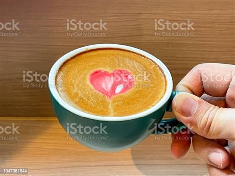 빨간 색 하트 모양라떼 아트와 커피 후자의 컵을 들고 남자 손 0명에 대한 스톡 사진 및 기타 이미지 0명 갈색 기포 음료 Istock