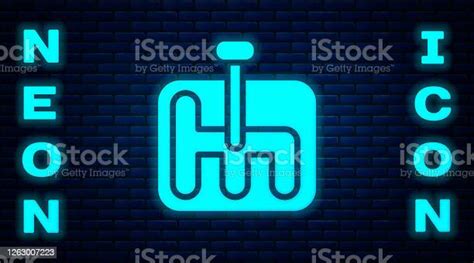 벽돌 벽 배경에 고립 된 빛나는 네온 기어 변속기 아이콘 전송 아이콘입니다 벡터 일러스트레이션 가지 식물 부위에 대한 스톡 벡터 아트 및 기타 이미지 Istock