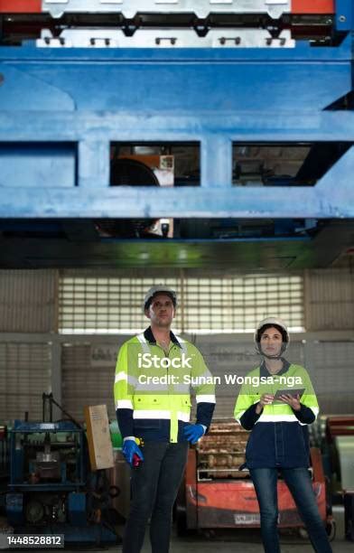 거대한 기계와 재료는 대형 산업 공장에서 발견 될 것입니다 결과적으로 이송에는 크레인 사용이 필요합니다 건설 현장에 대한 스톡 사진 및 기타 이미지 Istock