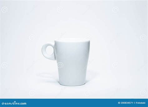 Вот скажем кофейная чашка на белом фоне Стоковое Изображение изображение насчитывающей чашки