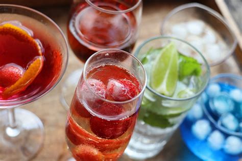 와인 브랜디 리큐어 그라페 칵테일 모히토 코냑 위스키 세트 칵테일과 음료를 만들기위한 다양한 주류 및 주류 개체 그룹에 대한 스톡 사진 및 기타 이미지 Istock