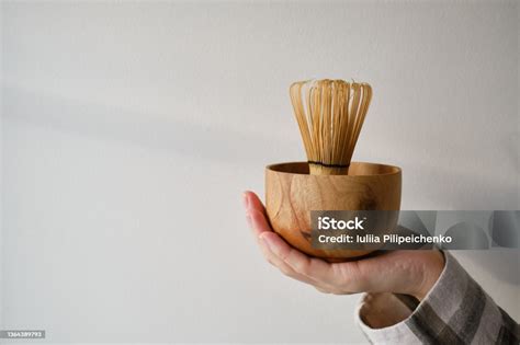 말차를 만들기위한 전통적인 악기 체센 대나무 거품기 말차 그릇 말차 마실 시간입니다 여자가 일치합니다 가루로 빻은에 대한 스톡 사진 및 기타 이미지 Istock