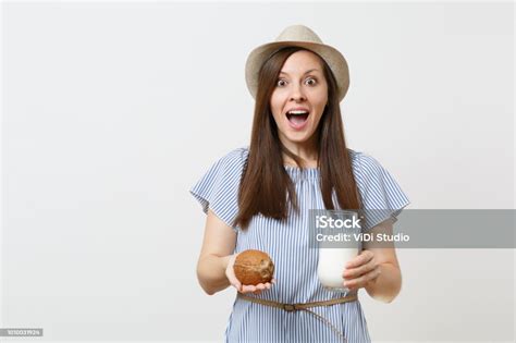 영 드레스에서 여자 웃는 유리 흰색 배경에 고립 된 이국적인 코 코 너트에에서 손 코코넛 우유에서 개최 적절 한 영양 섭취 채식