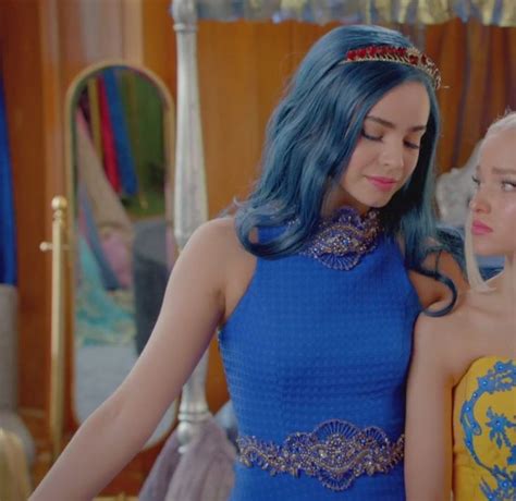 Pin By Steven Schafer On Descendants Mal And Evie Evie Descendants Sofia Carson