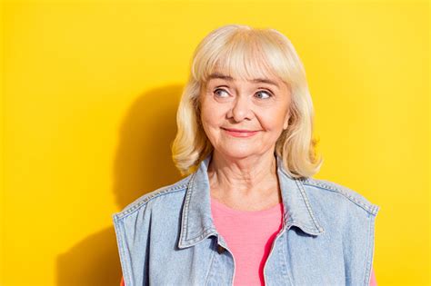 매력적인 꿈꾸는 숙녀 연금 수령자 옷을 입은 데님 조끼의 사진 빈 공간 고립 된 노란색 배경 70 79세에 대한 스톡 사진 및 기타 이미지 Istock
