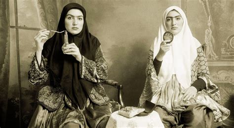 تصویری زیرخاکی از پوشش زنان ایرانی در دهه ۳۰ عکس