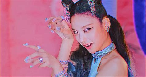 Yeji Itzy—loco