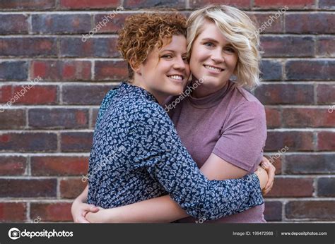 Retrato Una Joven Cariñosa Pareja Lesbianas Abrazándose Mientras Están Pie — Foto De Stock