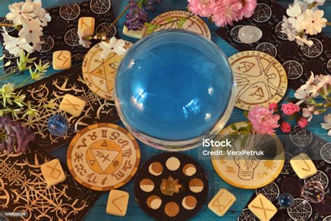마녀 의식 테이블에 마법의 공과 룬 오컬트 밀교 및 점술 정물 빈티지 물건이 있는 신비로운 배경 0명에 대한 스톡 사진 및 기타 이미지 Istock