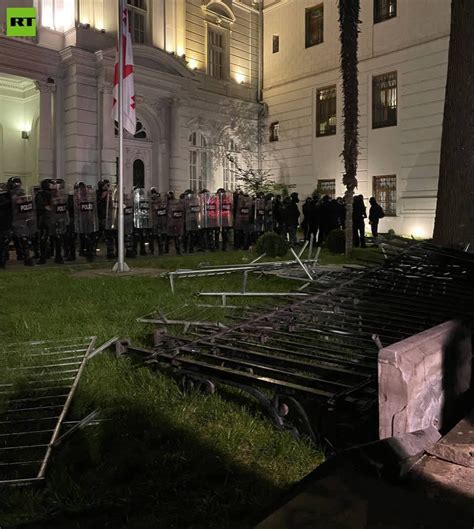 معترضان غرب‌گرا در گرجستان وارد محوطه اقامتگاه رئیس جمهور شدند فیلم