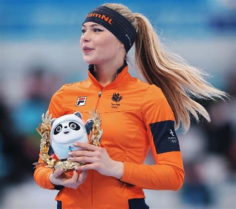 به نظرتون این دختر ورزشکار اسکیت سرعت قیافش چیطوره؟ طرفداری