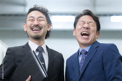 契約の成功や成立などで大笑いするビジネスマン 顧客と営業マンなど Stock Foto Adobe Stock