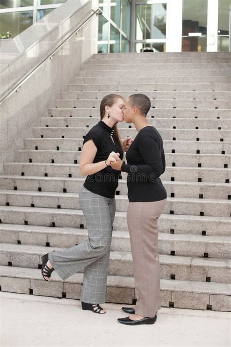 Baisers De Deux Femmes Photo Stock Image Du Girlfriend 15203774