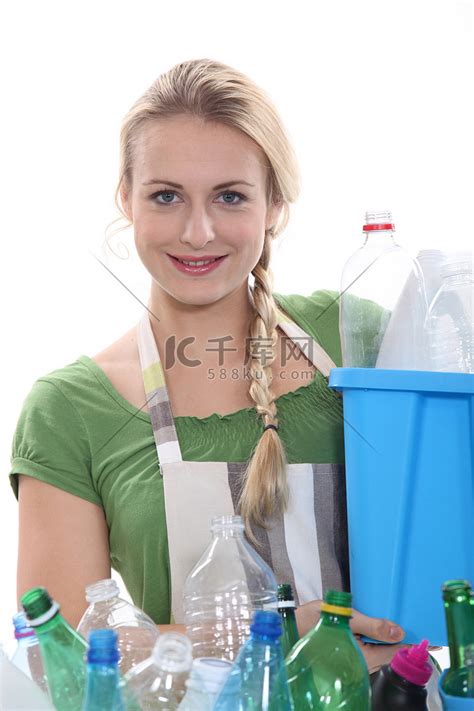 年轻女子垃圾分类高清摄影大图 千库网