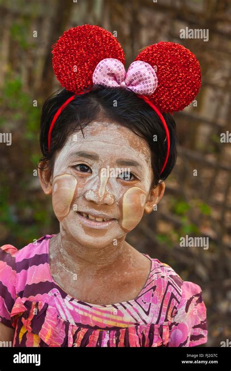 Birma Mädchen Mit Minnie Mouse Ohren Bago Myanmar Stockfotografie