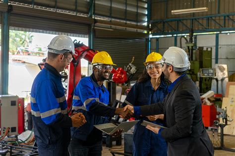 자동화 된 로봇 팔 용접 공장에서 로봇 기계 앞에서 블루 칼라 작업자와 악수를하는 사업가 자동화 엔지니어 용접공에 대한 스톡 사진 및 기타 이미지 Istock