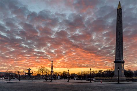 파리 콩코르드 플레이스 의 중심부에 실루엣에 상형 문자와 이집트 룩소르 오벨리스크 기둥의 넓은 각도 보기 0명에 대한 스톡 사진 및 기타 이미지 Istock