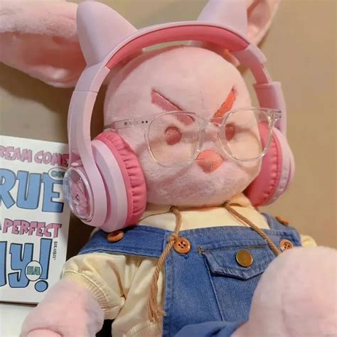 戴着粉色耳机和眼镜的可爱兔兔玩偶，尽显萌趣时尚 男女头像｜一眼就爱上表情包图片动图 求表情网 斗图从此不求人
