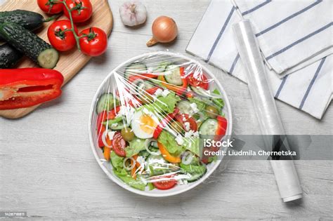 하얀 나무 테이블에 플라스틱 음식 랩이있는 신선한 샐러드 그릇 평평한 누워 폴리에틸렌에 대한 스톡 사진 및 기타 이미지 폴리에틸렌 음식 플라스틱 Istock