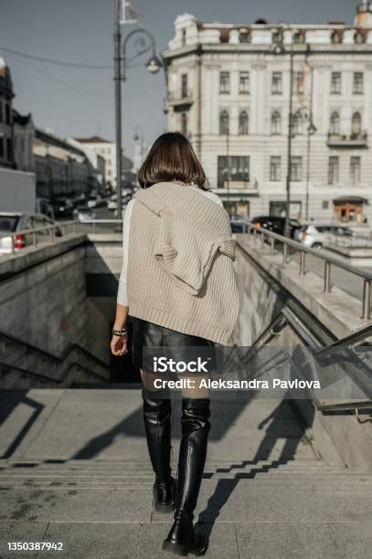 도시 패션의 세련된 이미지 부피가 큰 스웨터 얇은 여자에 검은 하이 부츠 가을 여성 이미지 아늑한 세련된 옷 선택적 초점 편집에 대한 스톡 사진 및 기타 이미지 Istock
