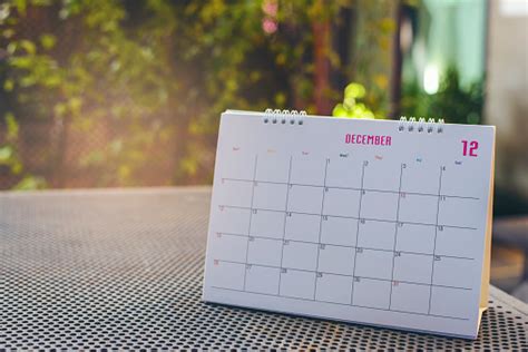 비즈니스 테이블에 배치 된 달력 책상 플래너용 데스크탑 캘린더는 사무실 테이블에서 각 날짜 월 연도마다 의제 시간표 약속 조직 관리를 계획합니다 달력 2023 개념입니다 0