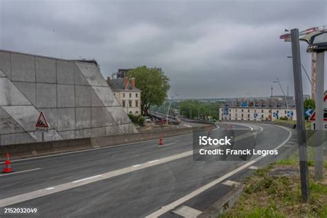 파리 프랑스 05 08 2024 A13 고속도로 교통이 비어 있고 작업이 진행 중이기 때문에 교통이 통제되는 고속도로의 모습 0명에 대한 스톡 사진 및 기타 이미지 Istock