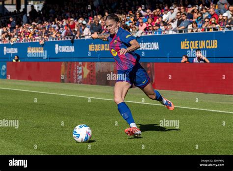 Mapi Leon 4 Barcelona Making A Cross During The Liga F Moeve Game