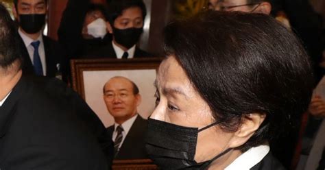 전두환 부인 이순자 고통받은 분들께 남편 대신 사죄