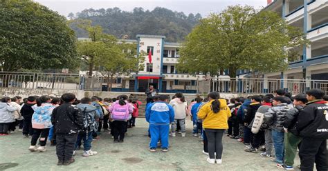 丹寨县石桥小学开展消防演练活动师生疏散安全地