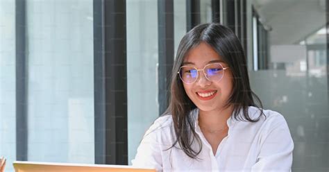 웃고 있는 쾌활한 직원의 초상화는 사무실에서 노트북 컴퓨터로 작업하고 있다 사진 Unsplash의 태국 이미지