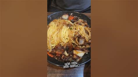 짜장면좋아하는사람 자장면에 고추가루 챱챱 Kfood 자장면 취향존중 울아빠 Youtube