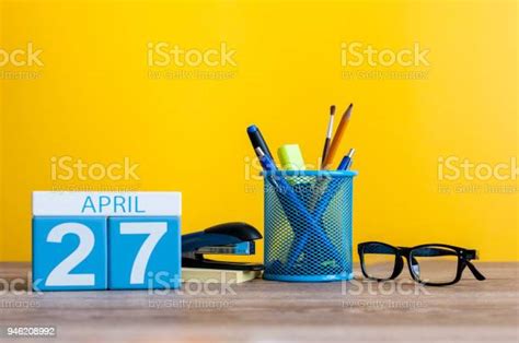 4 월 27 일입니다 하루 27 달 비즈니스 사무실 배경에 캘린더 직장 봄 시간 20에 대한 스톡 사진 및 기타 이미지 20 3월 4월 Istock