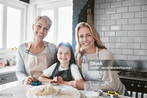 부엌 조리대 집과 집에서 함께 빵을 굽는 엄마 할머니 아이의 초상화 사랑 교육 발달 소녀 아이 엄마 조부모의 행복한 가족 학습 쿠키 레시피 3 명에 대한 스톡 사진 및 기타