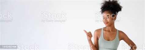 아름다운 젊은 아프리카 계 미국인 소녀가 흰색 위에 고립 된 피트니스 옷으로 엄지 손가락을 치켜 올리는 제스처를 보여줍니다 건강 및 피트니스 개념 가리기에 대한 스톡 사진