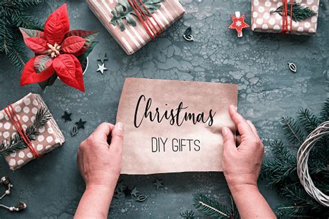 Diy Chritstmas 선물 과 수제 장식 선물 상자 복사 공간 공예 포장지에 텍스트 크리스마스 선물 12월에 대한 스톡