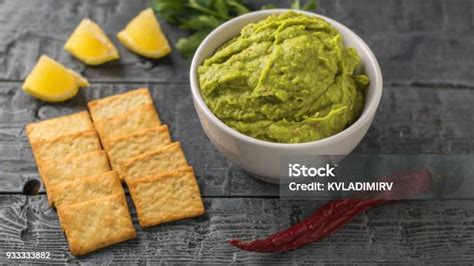 Keripik Meksiko Guacamole Dan Cabai Ada Di Meja Pedesaan Foto Stok Unduh Gambar Sekarang Istock