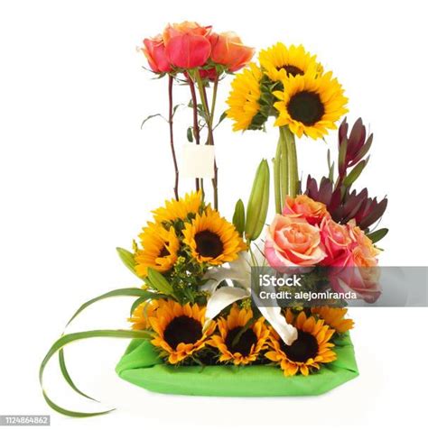 빨간 장미 긴 줄기와 녹색 항아리 안에 해바라기로 만든 꽃 선물 계약 0명에 대한 스톡 사진 및 기타 이미지 0명 결혼식 계절 Istock