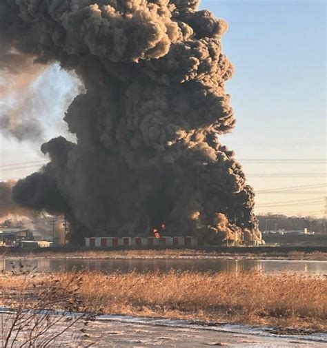병아리 20만 마리 떼죽음 부화장 화재에 외국인 근로자 2명 화상