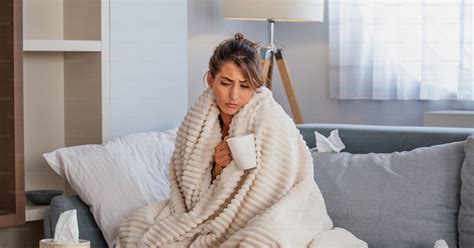 감기와 독감 아픈 여자의 초상화는 감기에 걸렸고 아프고 종이 닦음에 재채기를 했다 담요로 코를 닦는 아름다운 건강에 해로운 소녀의 클로즈업 의료 개념입니다 사진